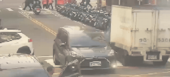撞擊瞬間曝！三立採訪車「完全沒煞車」撞進彰銀 10人遭掃過噴飛│TVBS新聞網