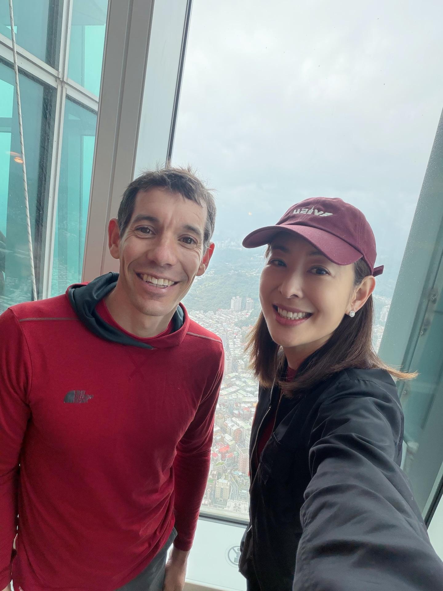 徒手爬101直播倒數！集體焦慮「出事怎辦」 賈永婕怒發聲│TVBS新聞網