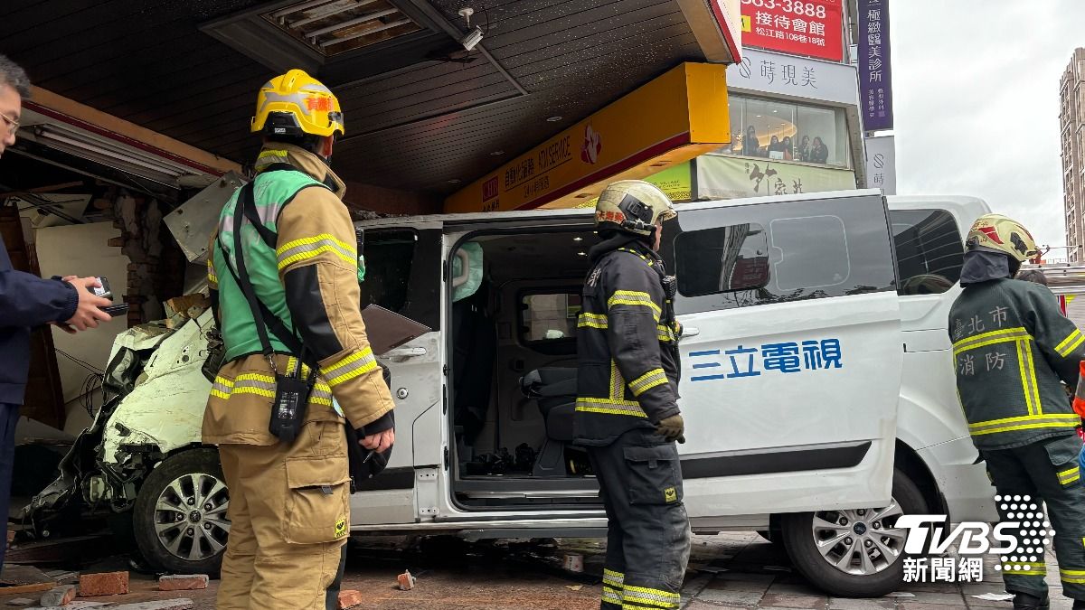 快訊／三立採訪車衝撞銀行釀10傷！電視台發聲道歉 「駕駛出勤狀況」曝光│TVBS新聞網