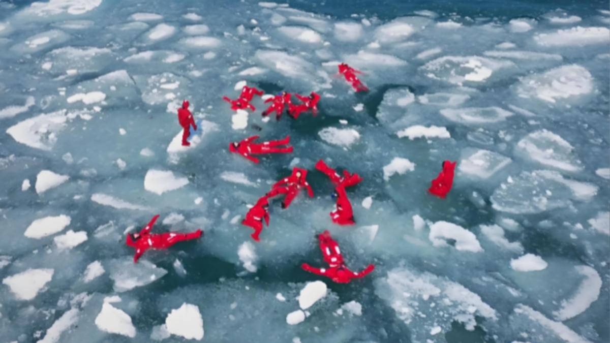 冰河漂浮爆紅！穿「小龍蝦服」躺零下40度 體驗者嗨翻│TVBS新聞網