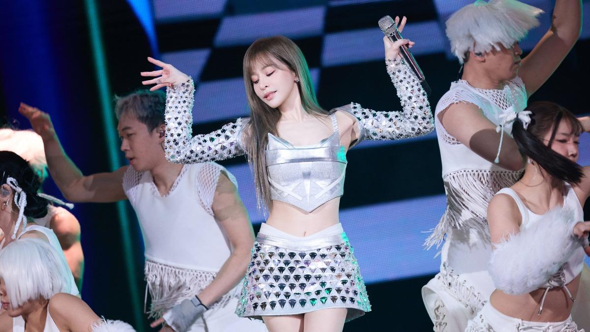 王心凌攻蛋美成這樣！曬「驚人雪白」自體發光 精實少女腰全放送│TVBS新聞網