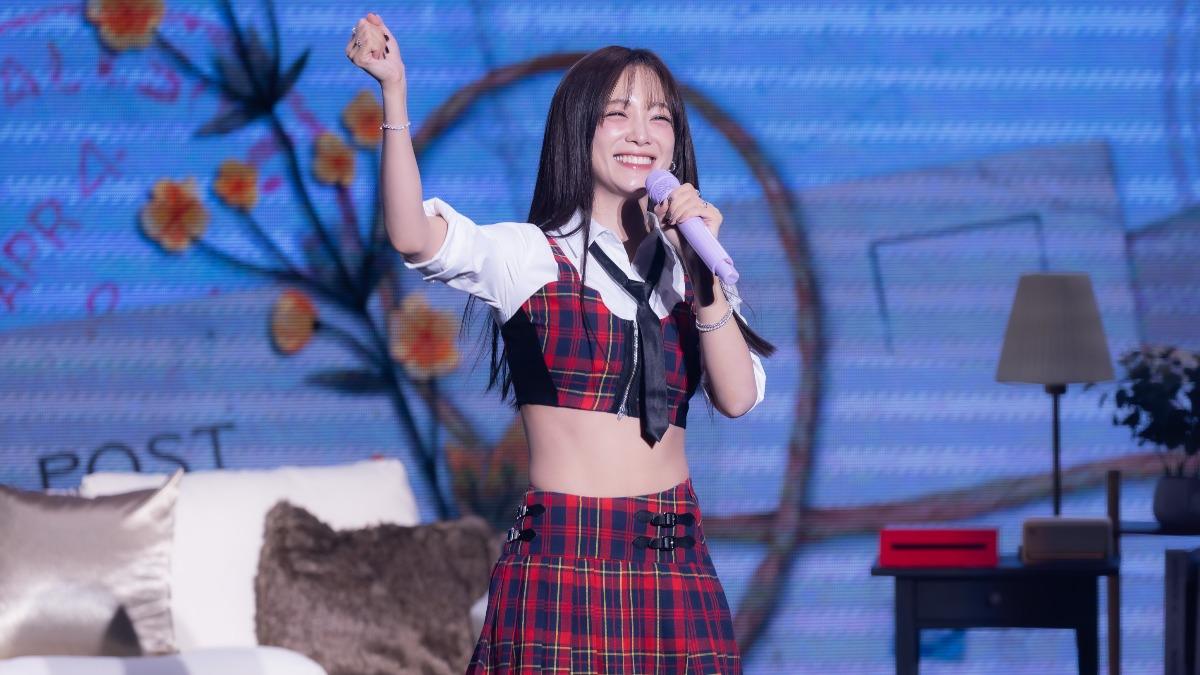 金世正台北演唱連飆金曲！脫浴袍展現「超狂腹肌」 中文告白：好想你們│TVBS新聞網