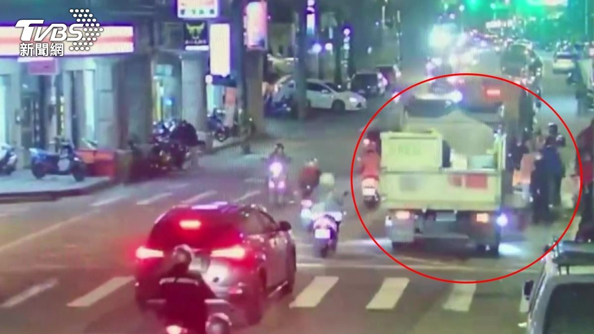 桃園回收車司機昏厥「腳踩油門暴衝」 撞倒垃圾民眾釀1死6傷│TVBS新聞網