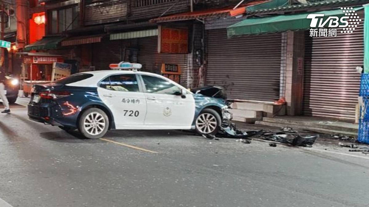 屏東凌晨爆槍響！警匪追逐「連開7槍」撞爛巡邏車 通緝犯逃亡中│TVBS新聞網