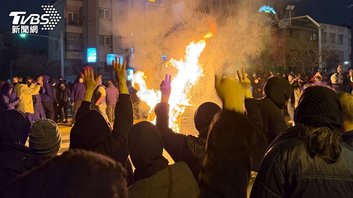 網路重開、證據曝光！ 伊朗軍警朝人臉射擊 目擊者：屠殺平民│TVBS新聞網