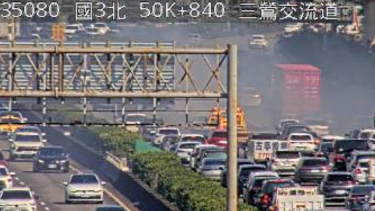 快訊／國三北上三鶯段火燒車 濃煙遮蔽車道現場曝│TVBS新聞網