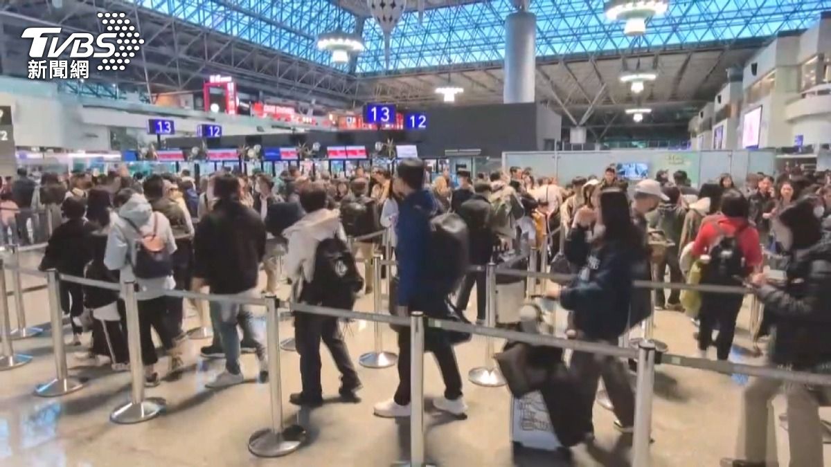 寒假首日桃機湧6.9萬人出境！劃位系統清晨當機 報到一度延遲│TVBS新聞網