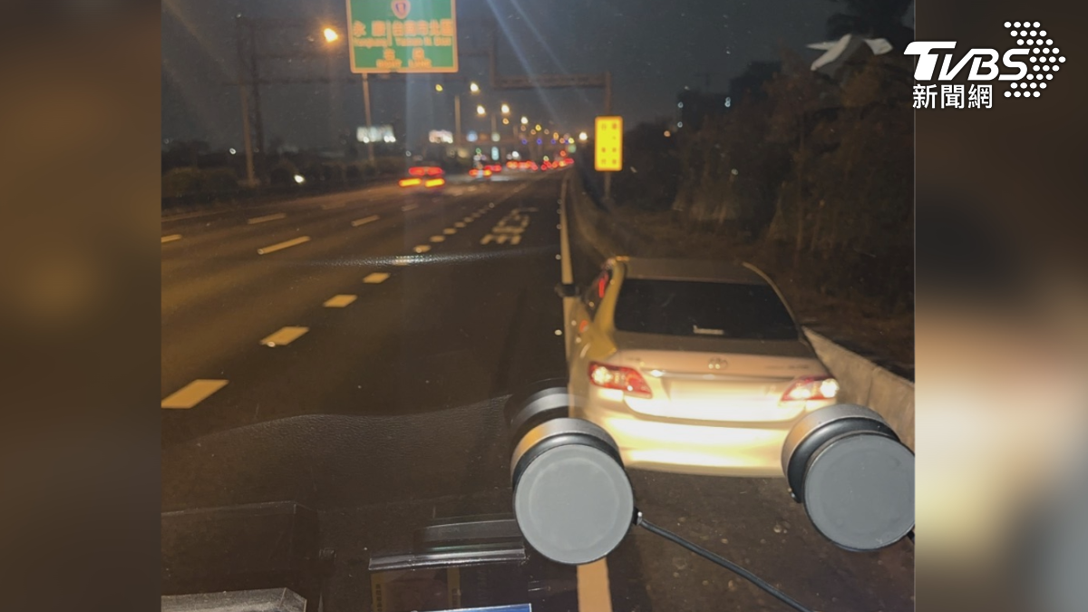 國道驚見棄車！ 駕駛被5男追打跳邊坡逃命 草叢撿到20萬│TVBS新聞網