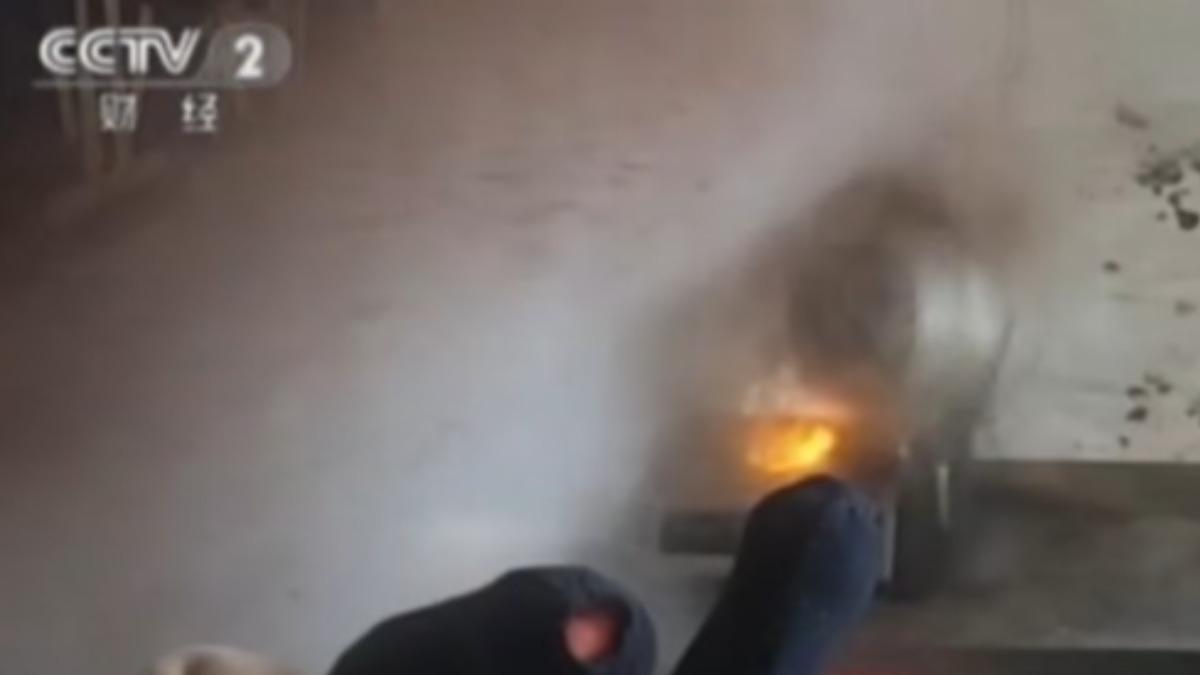 壓力鍋爆炸瞬間曝光！「排氣孔堵塞」釀禍 蒸氣噴濺達3公尺│TVBS新聞網