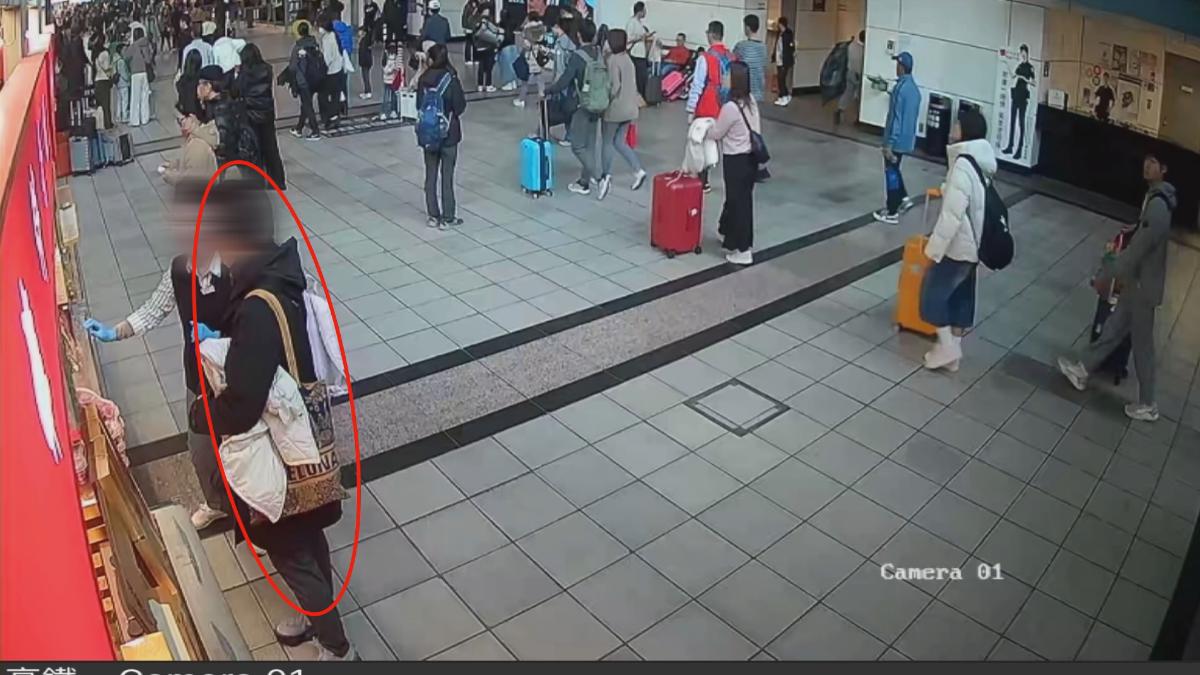 櫥窗狗公仔太萌！ 男詢問遭拒氣炸 嗆店員「想打架嗎」│TVBS新聞網