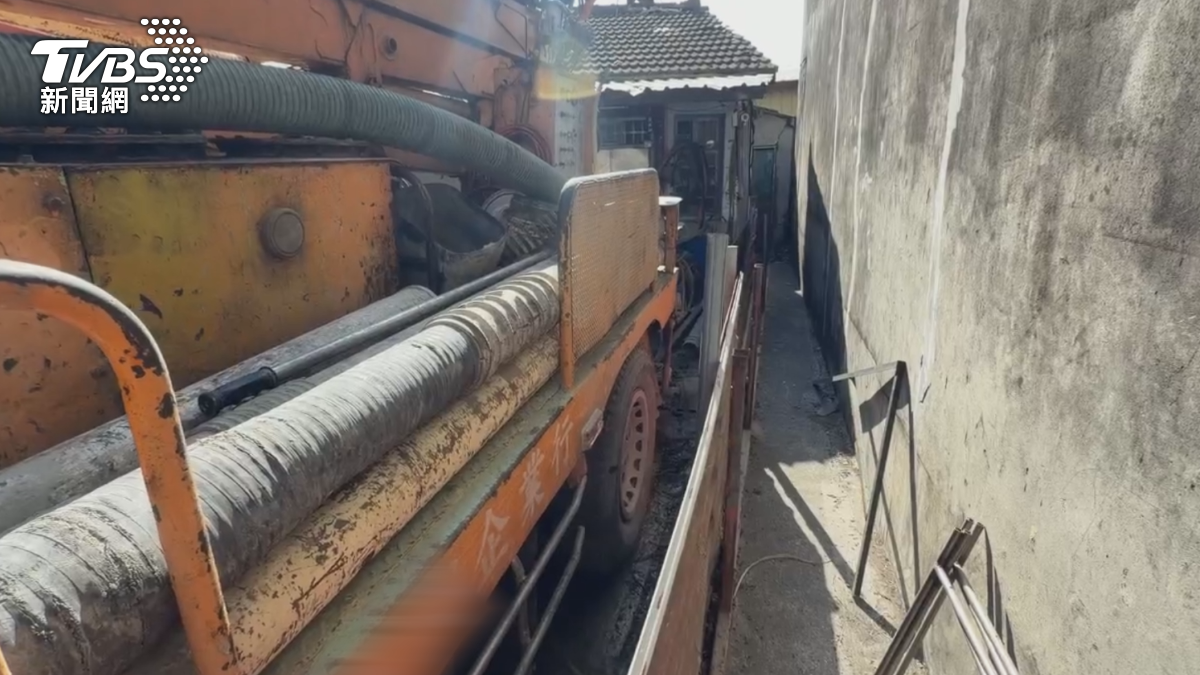 7旬翁持鐮刀反遭「鐵條鎖喉」！ 鄰居糾紛爆衝突 積怨30年│TVBS新聞網