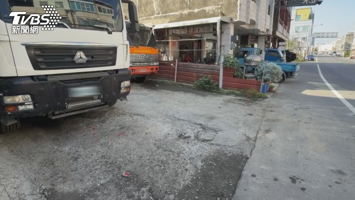 7旬翁持鐮刀反遭「鐵條鎖喉」！ 鄰居糾紛爆衝突 積怨30年│TVBS新聞網