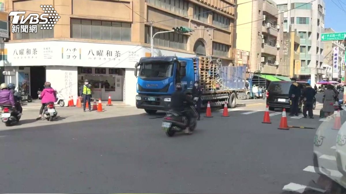 拉菜籃過馬路遇死劫！8旬婦遭大貨車撞上「捲車底」家屬趕現場│TVBS新聞網
