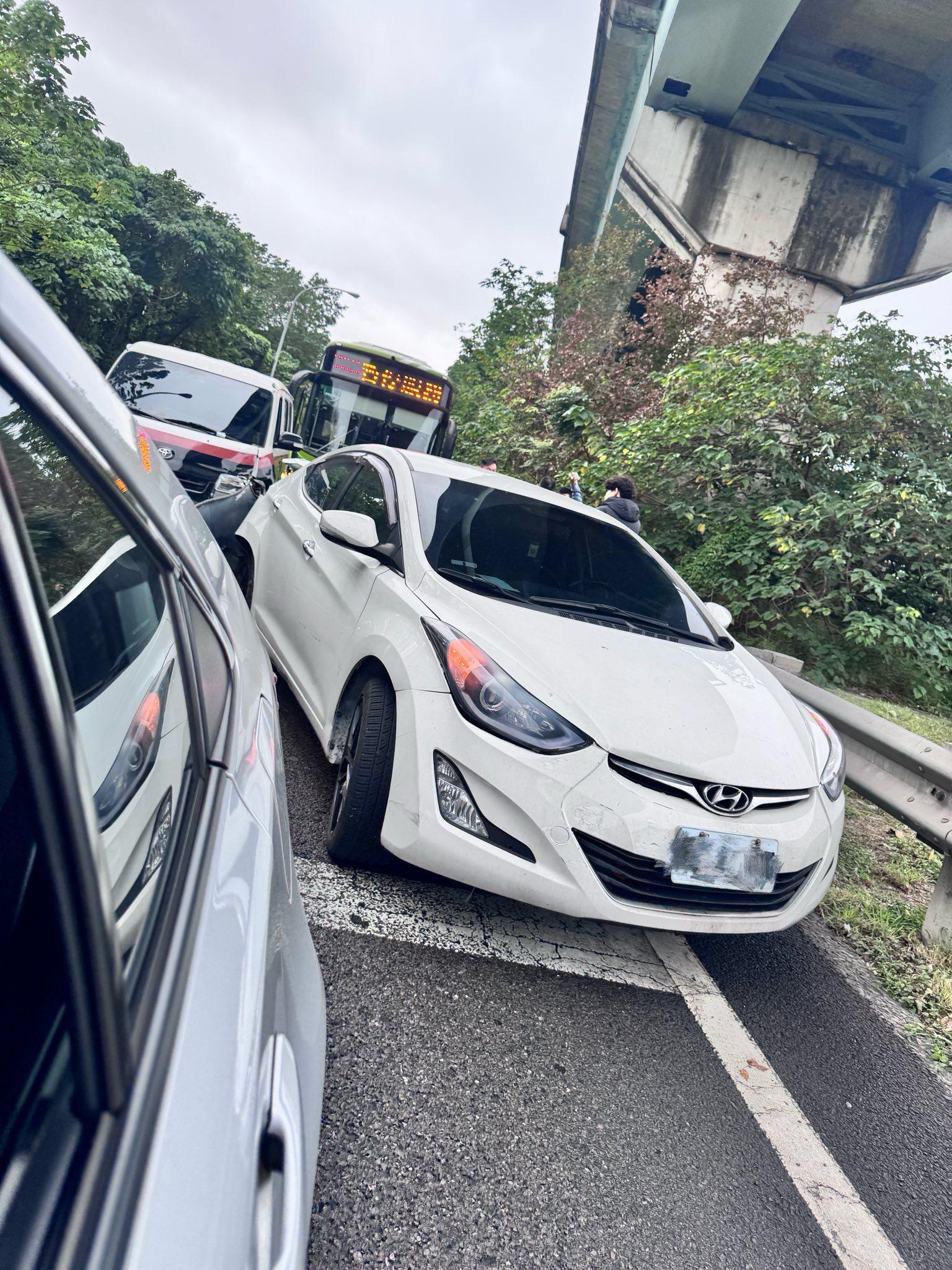 雙胞胎依依國道驚魂！遭多車連環追撞 頭暈嚇喊：一輩子一次就夠│TVBS新聞網