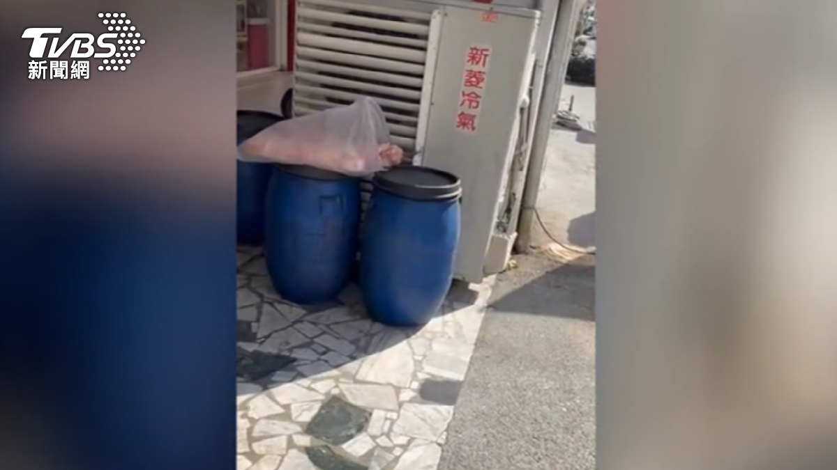 台南60年沙茶爐「五花肉放廚餘桶2hr」 衛生局稽查限期改善│TVBS新聞網