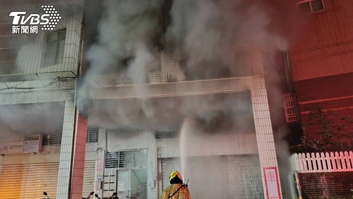 基隆民宅車庫火警！濃煙直竄、爆炸聲不斷 8人急疏散│TVBS新聞網