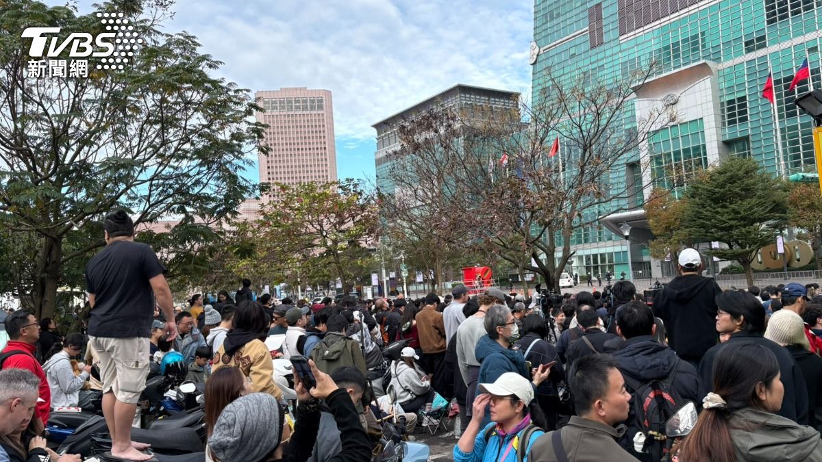 不斷更新／全球矚目！霍諾德即將開爬101 逾千人擠爆信義區 │TVBS新聞網