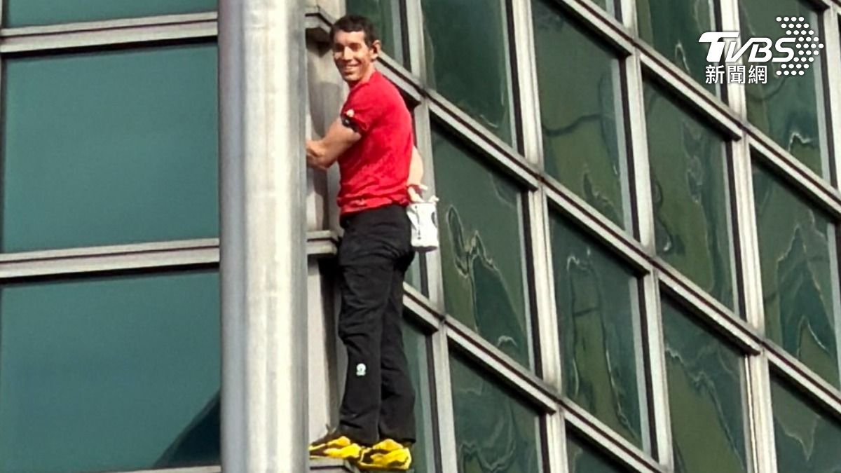 太狂！霍諾德爬一半「高空放手」轉身打招呼 隔窗與員工玩自拍│TVBS新聞網