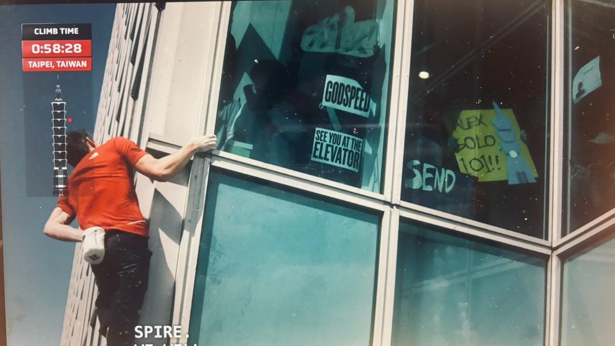 霍諾德經77樓「google員工瘋了」 高舉標語應援他樂喊：這層好狂│TVBS新聞網