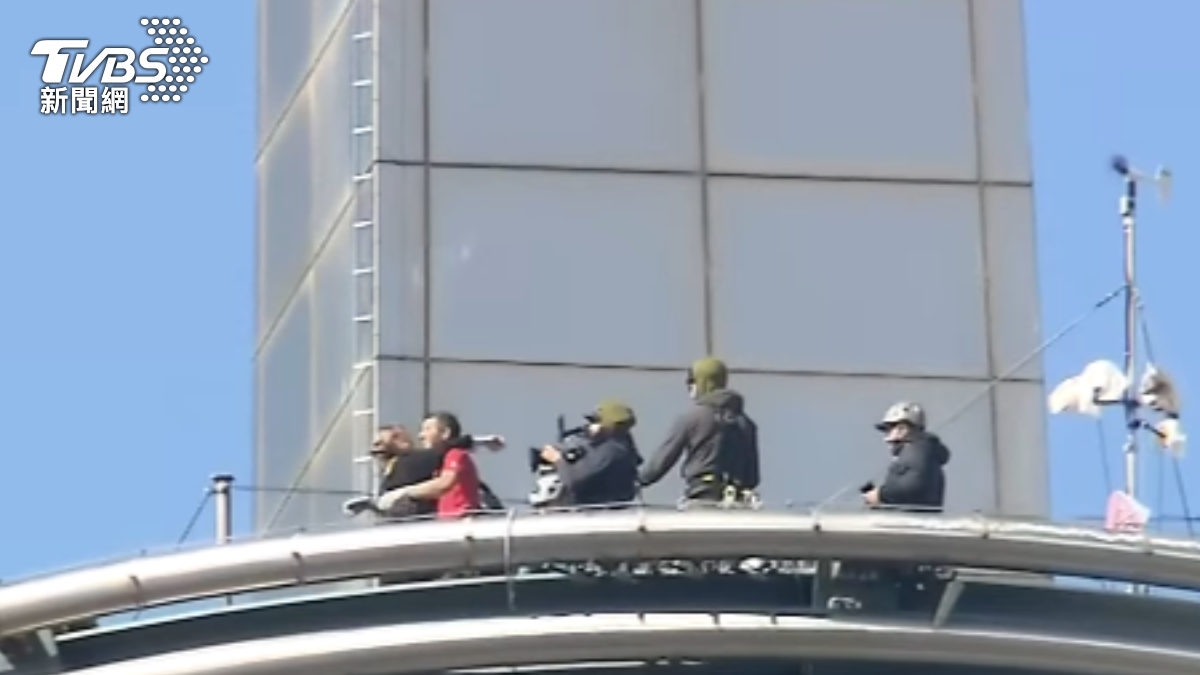 徒手攀101成功！霍諾德摸101避雷針 抱妻自評「我以為我很慢」│TVBS新聞網