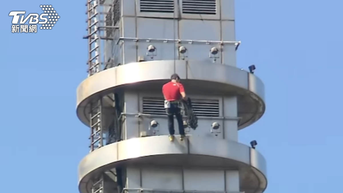 徒手攀101成功！霍諾德摸101避雷針 抱妻自評「我以為我很慢」│TVBS新聞網