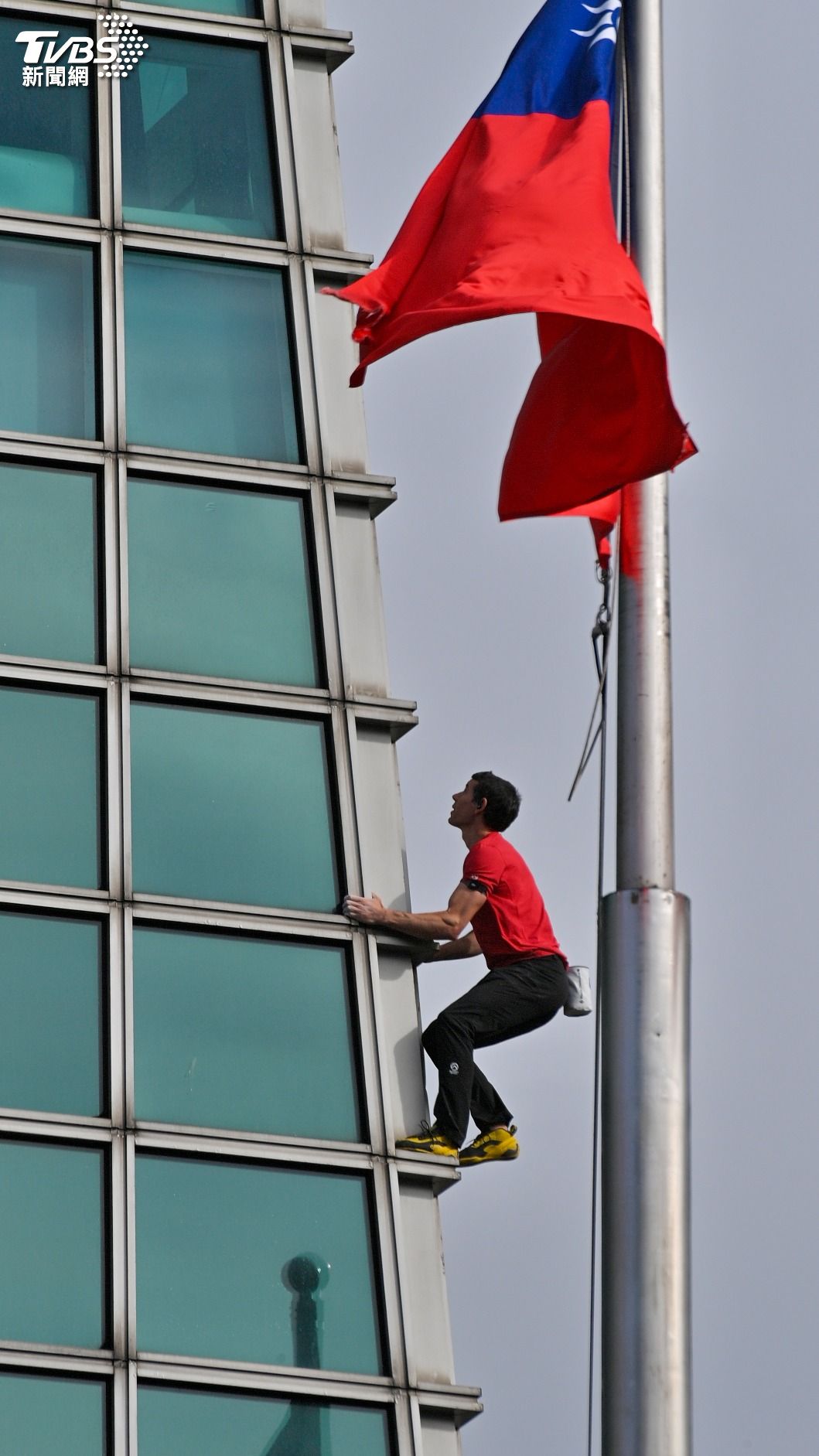 全球直播看霍諾德登頂101「國旗飄揚」 網讚：這波行銷超過100分│TVBS新聞網