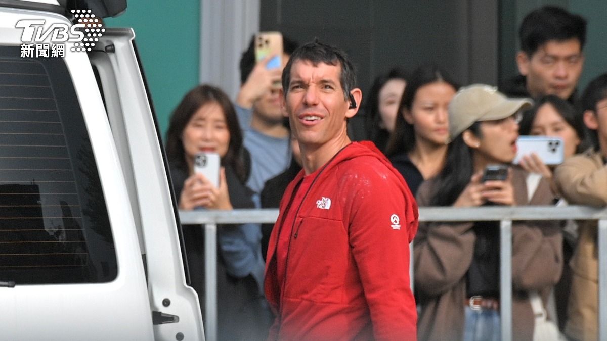 不斷更新／霍諾德91分鐘登頂101 燦笑現身記者會直呼「太驚奇」│TVBS新聞網
