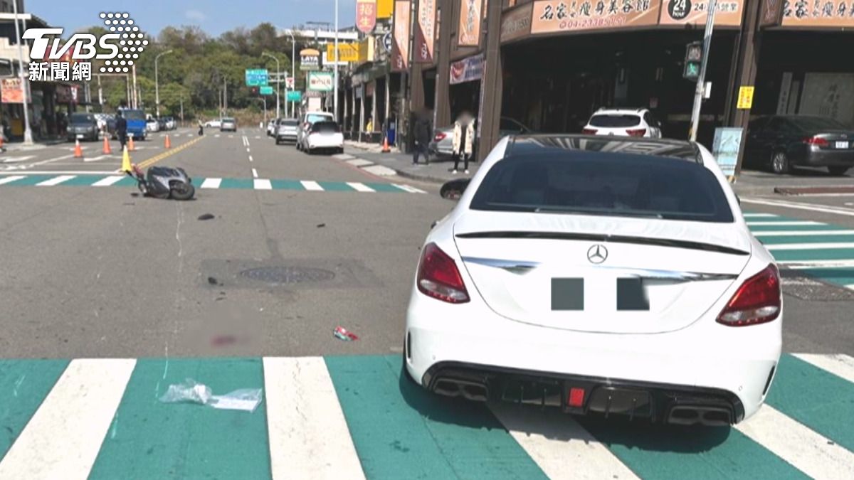 騎車雙載停紅燈慘遭後車高速撞飛！旁醫院急診護理師衝出救人│TVBS新聞網