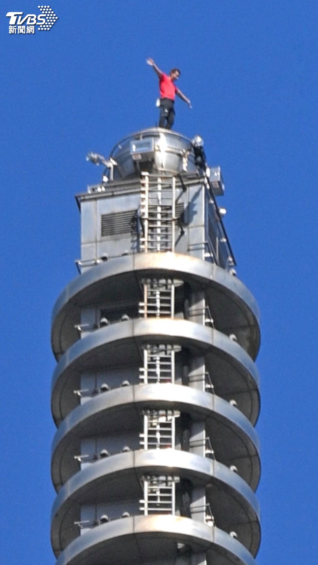 霍諾德登頂玩自拍！滑手機「先做1事」 網笑翻：上面訊號比較好│TVBS新聞網