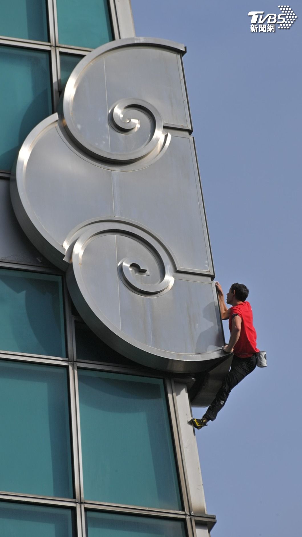 霍諾德徒手爬101圖輯／國旗飄揚、登頂自拍全網嗨翻 回顧震撼瞬間│TVBS新聞網