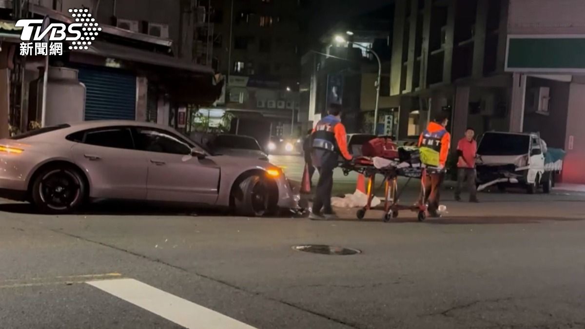 粉紫色「電蛙」狂撞6車！40歲女駕駛連掃百米 酒測值超標│TVBS新聞網