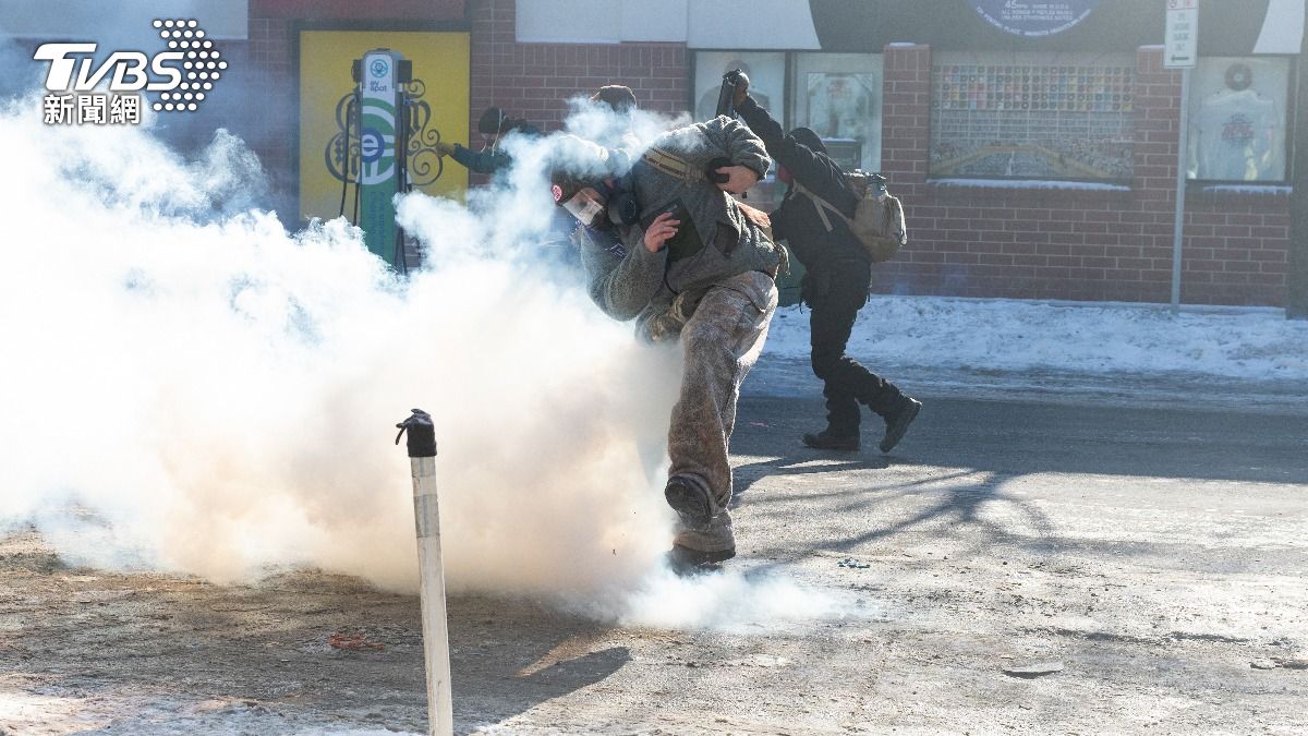 明尼蘇達淪戰場！ ICE破窗逮人 CNN主播吸催淚瓦斯狂咳嗽│TVBS新聞網