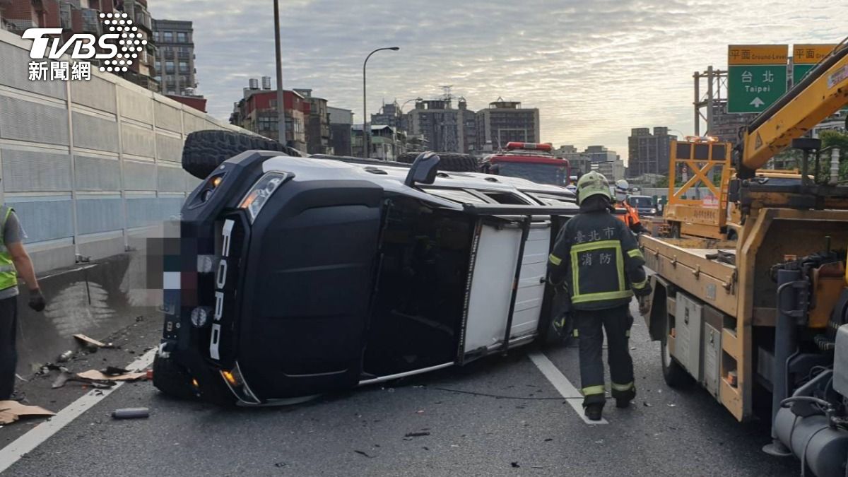 快訊／國1北上汐止段翻車事故！轎車失控逆向停下毀車頭 2歲童送醫│TVBS新聞網