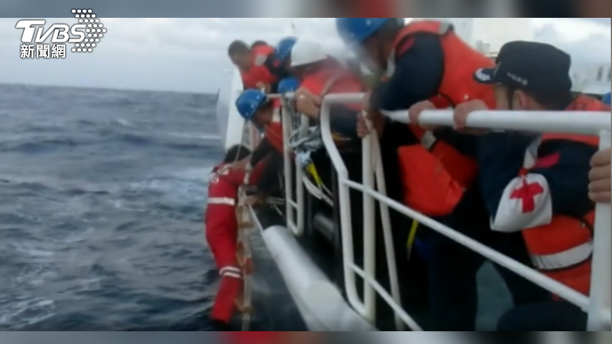 南海驚險救援！菲船員獲救狂喊「中國海警最棒」 菲政府不領情│TVBS新聞網
