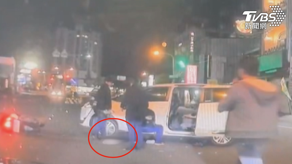 恆春女騎士閃車自摔「滑入車底」 熱心民眾秒抬車救人│TVBS新聞網