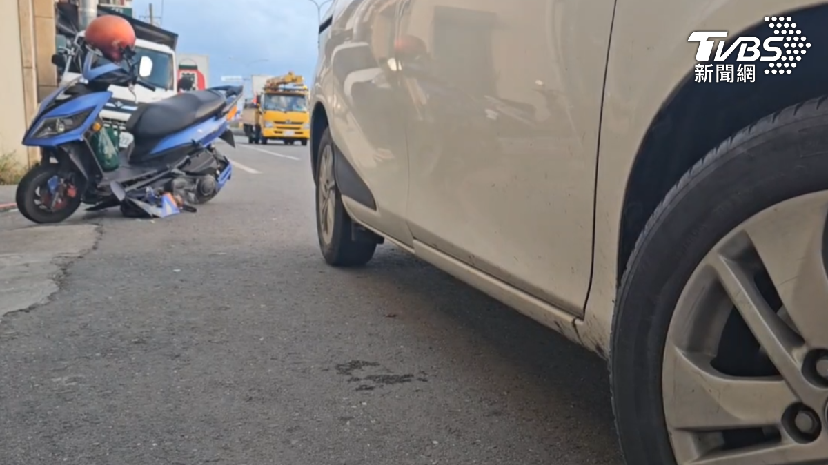台灣最美風景！女騎士卡車底 恆春街頭「10多人狂奔救援」│TVBS新聞網