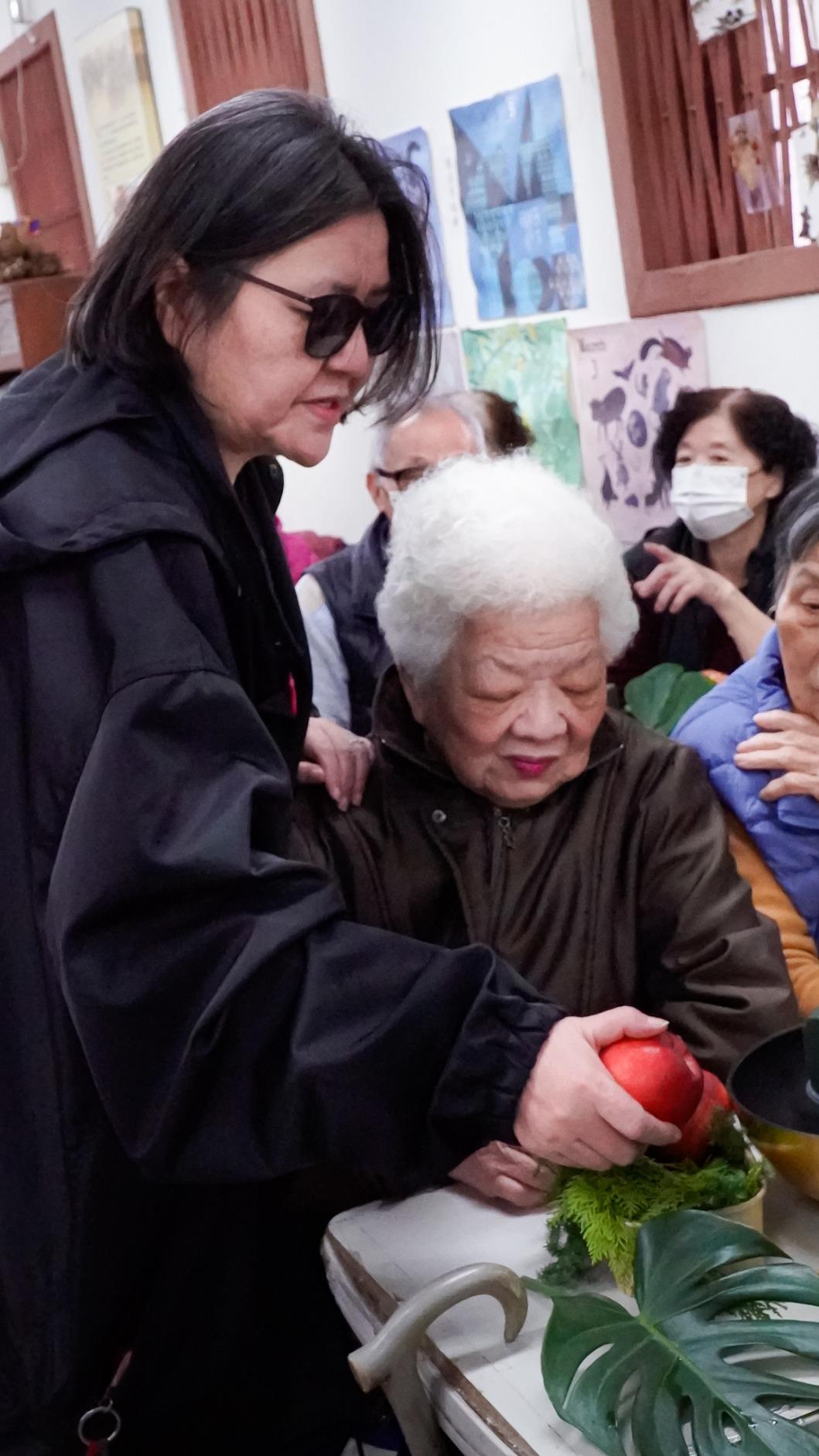 寬姐暖送物資關懷弱勢「絕不缺席」 《陽光女子合唱團》到場響應公益│TVBS新聞網