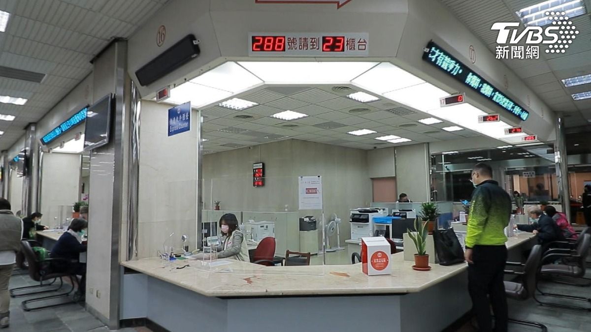 勞保紓困貸款最高借10萬 逾6萬人搶申請「年利率僅2.165%」│TVBS新聞網