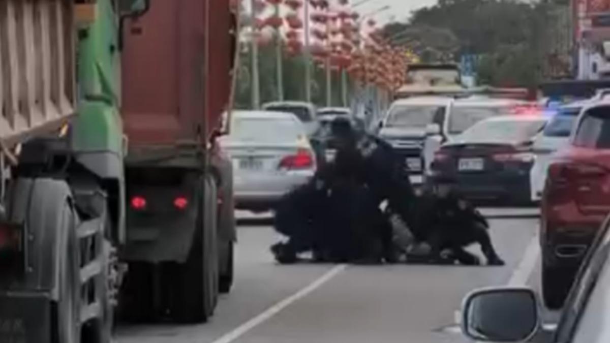 快訊／借車遭拒！花蓮男揮開山刀、球棒與警對峙 失控畫面曝│TVBS新聞網