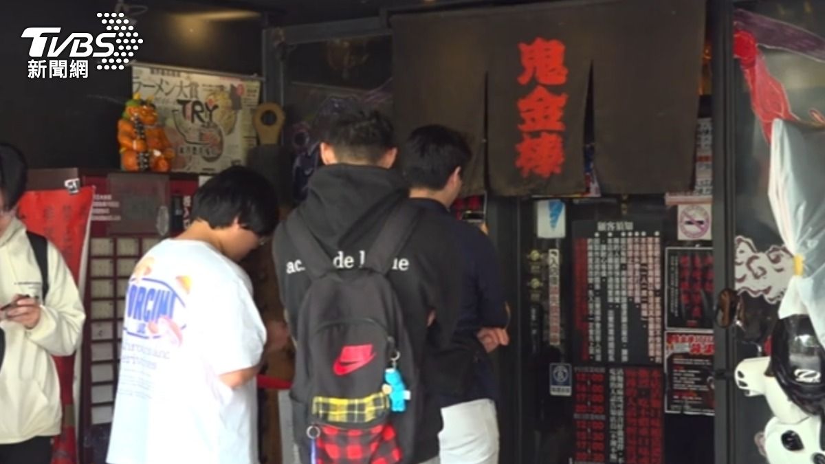 鬼金棒內賊落網！員工「假裝機器故障」私吞現金 2年偷走50萬│TVBS新聞網