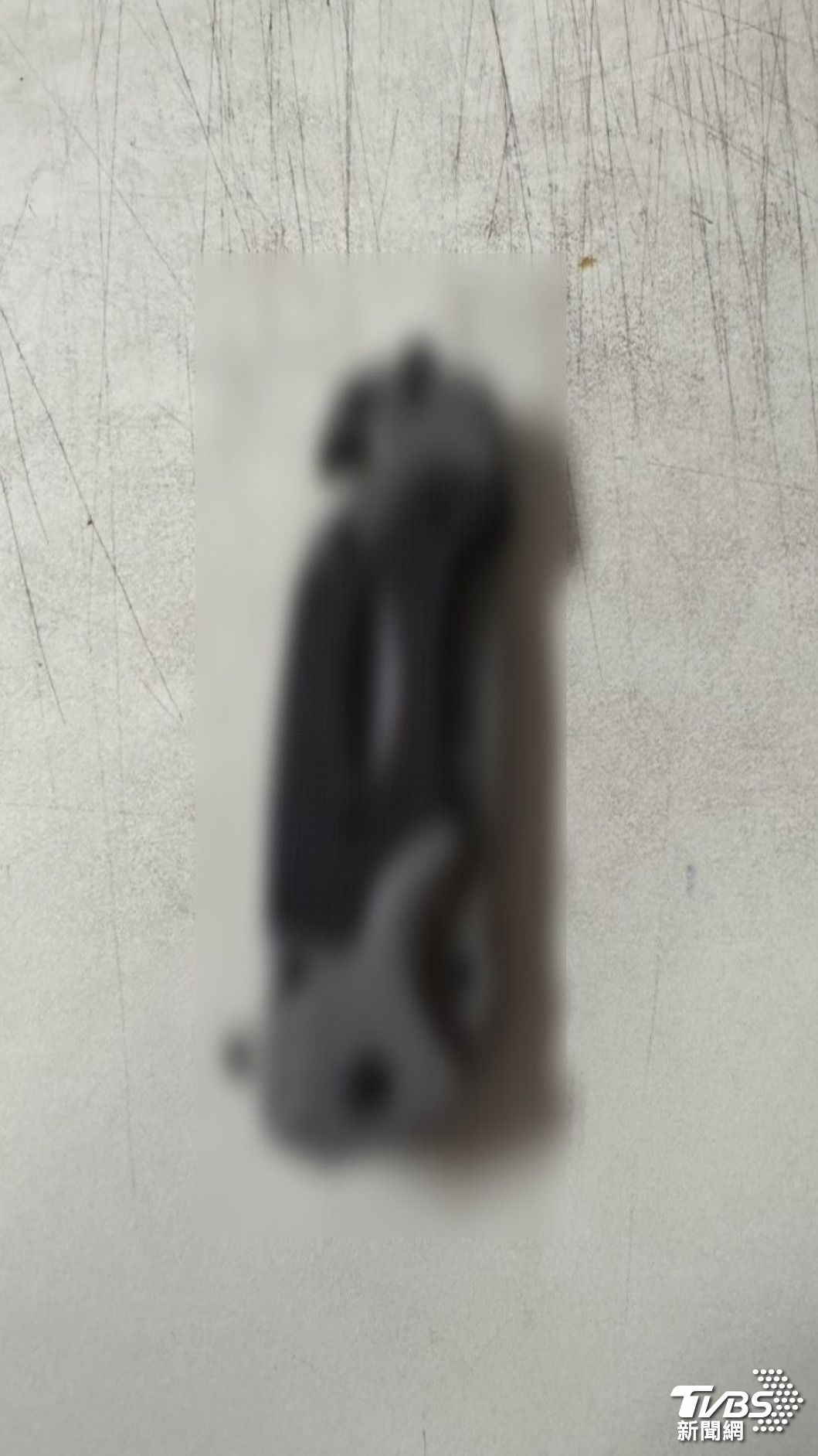 脫衣亮刀要「輸贏」！板橋男嫌單車太慢爆衝突 警火速壓制狂徒│TVBS新聞網