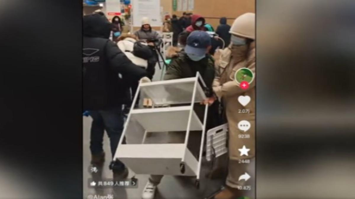 IKEA清倉3折引暴動！顧客「搶推車扭打」 結帳排1小時買嘸│TVBS新聞網