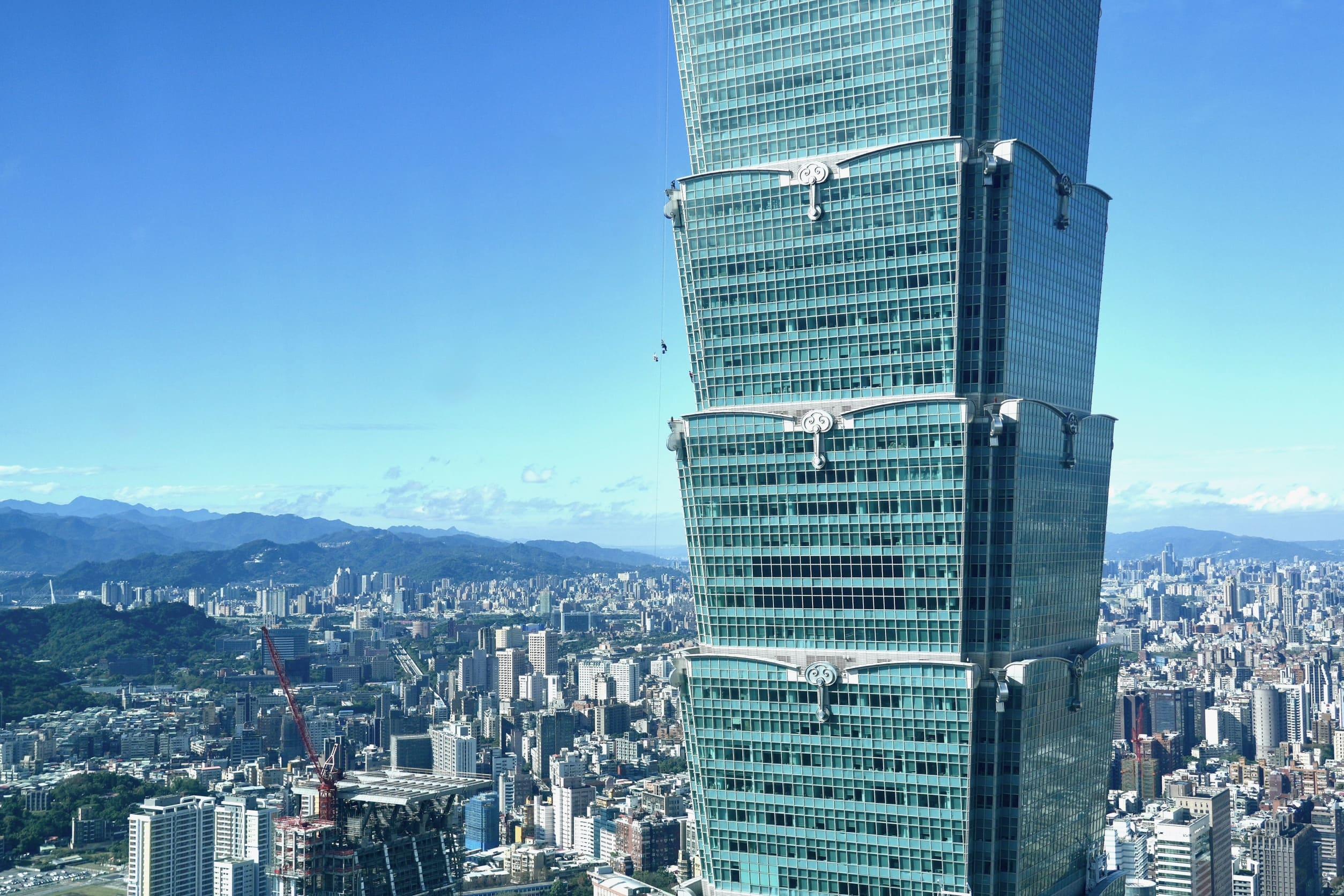 不斷更新／僅91分鐘登頂！霍諾德徒手攀101成功 緊擁妻自拍│TVBS新聞網