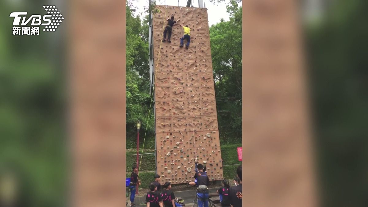 攀岩才能畢業！彰化國中設「5層樓高岩壁」 學生挑戰極限才能領證書│TVBS新聞網