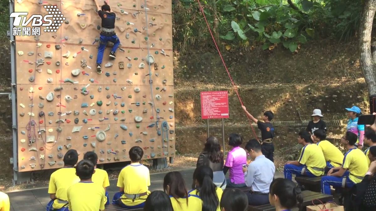 攀岩才能畢業！彰化國中設「5層樓高岩壁」 學生挑戰極限才能領證書│TVBS新聞網