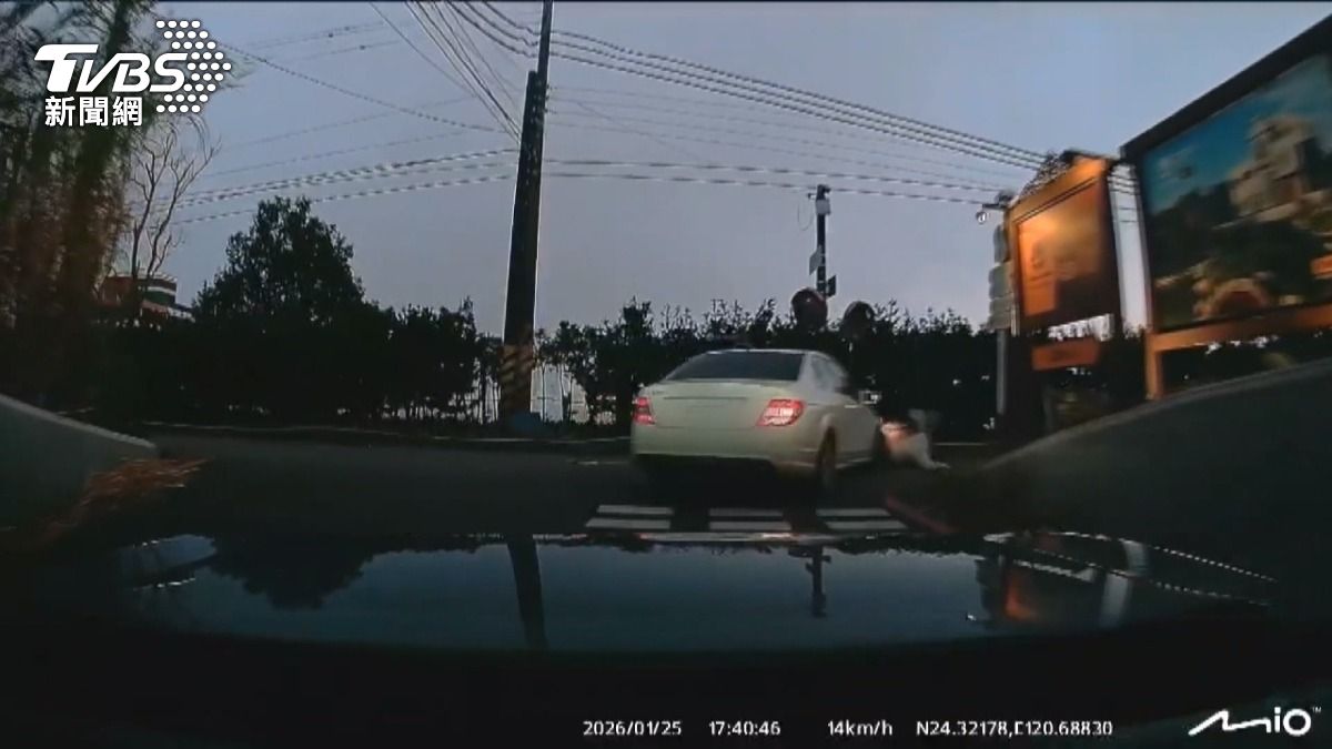 上坡煞不住、A柱擋視線？汽機車路口相撞 騎士險遭輾│TVBS新聞網