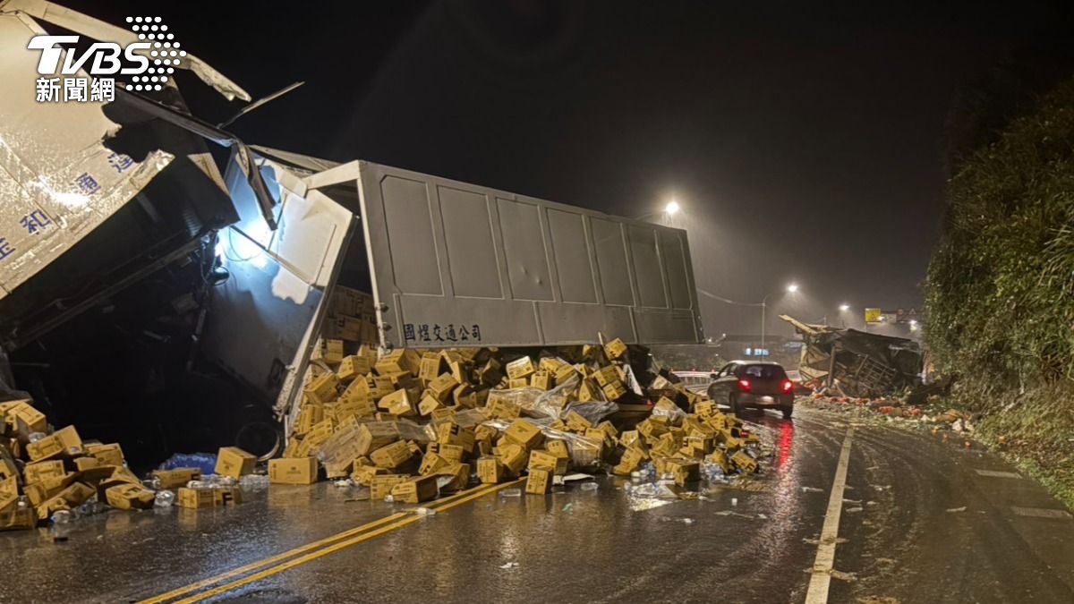貢寮曳引車女司機「自撞又遭撞」 礦泉水、蘿蔔全散滿地│TVBS新聞網