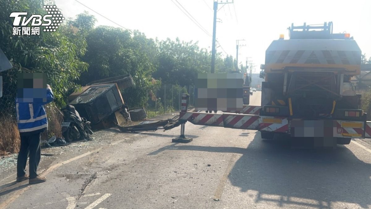 快訊／屏東大貨車過彎...怪手「整台翻覆」慘壓死男騎士│TVBS新聞網