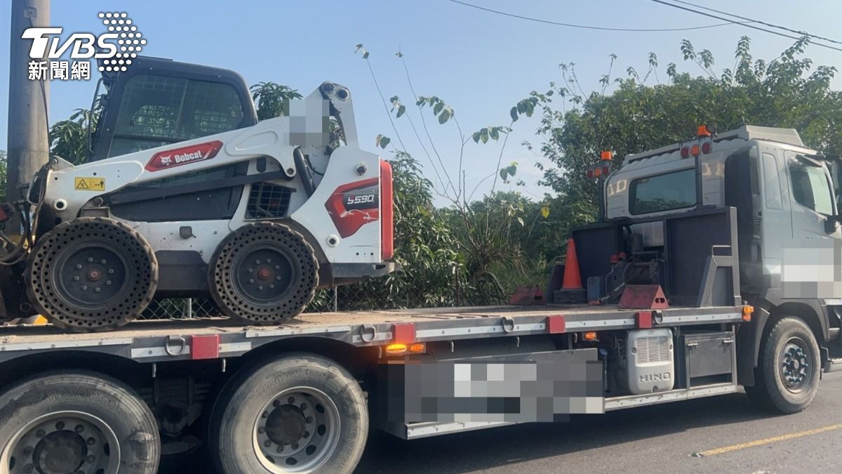 快訊／屏東大貨車過彎...怪手「整台翻覆」慘壓死男騎士│TVBS新聞網
