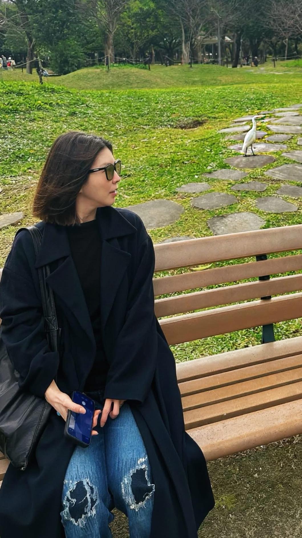 玉女歌手51歲看不出來！素顏公園散步被拍 凍齡顏值美成這樣│TVBS新聞網